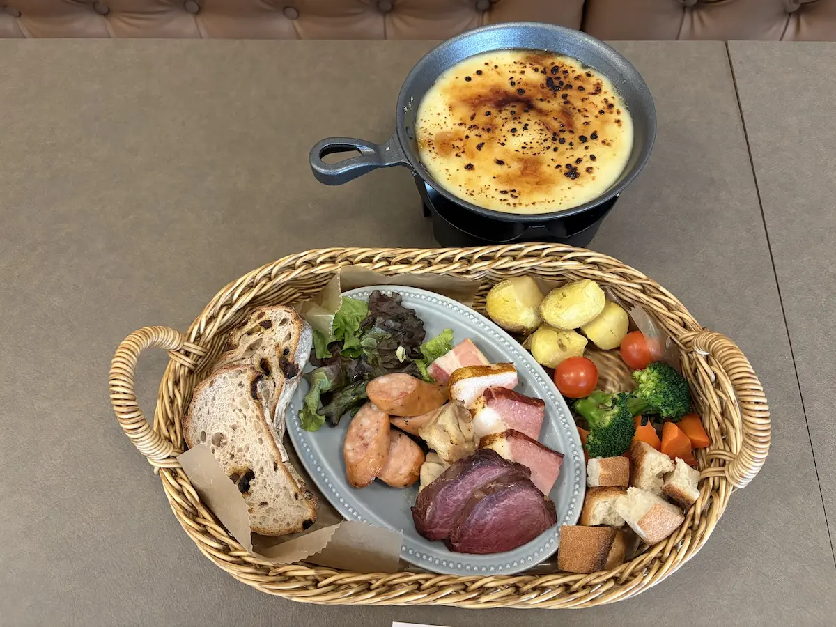 コピス吉祥寺の新「CheeseTable-carnival-」とろりラクレットチーズが絶品すぎ＆ポップオーバー食べ放題 | 吉祥寺ファンページ